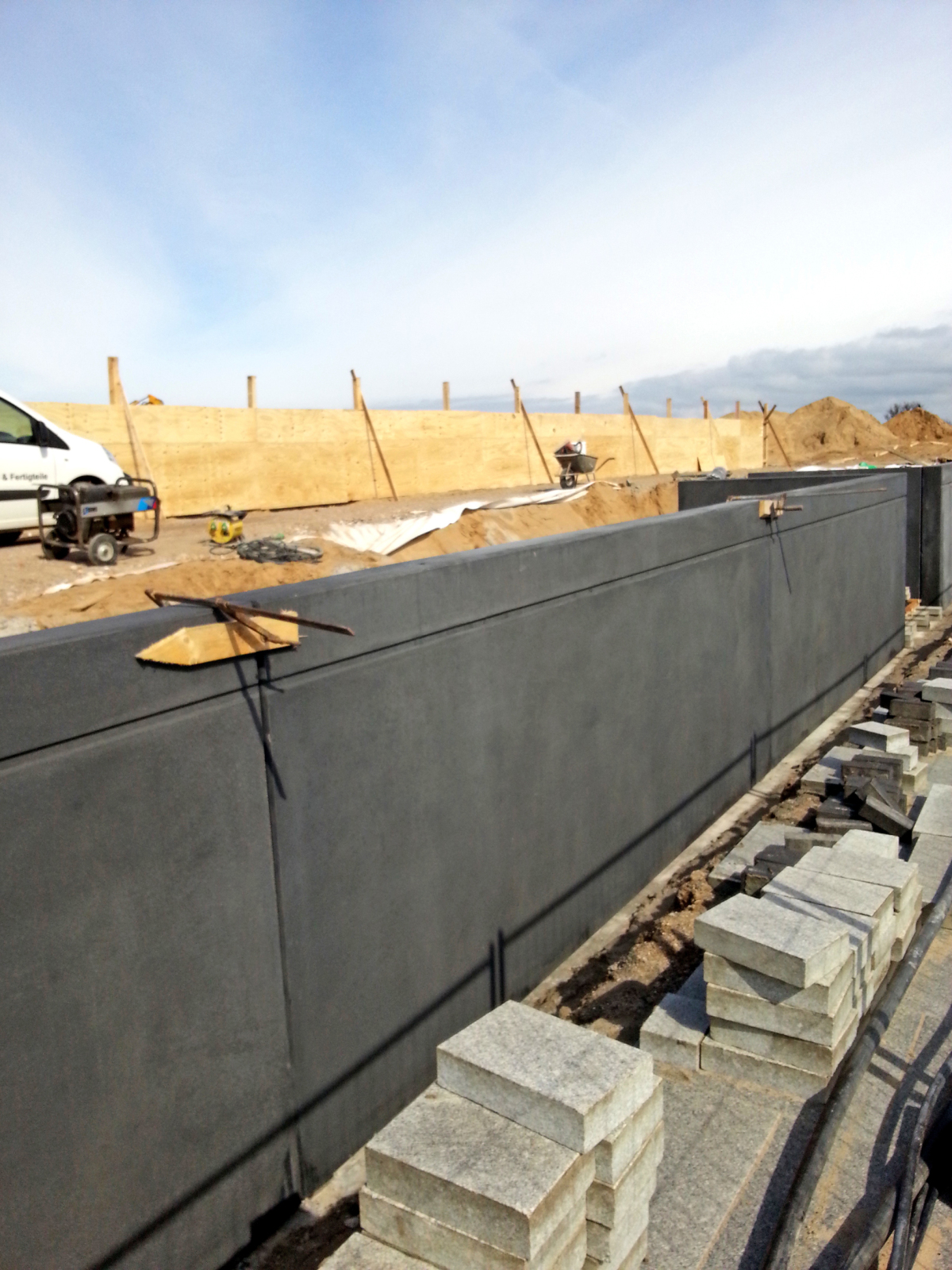 100 m of flood protection erected in only two days - Concrete Plant ...