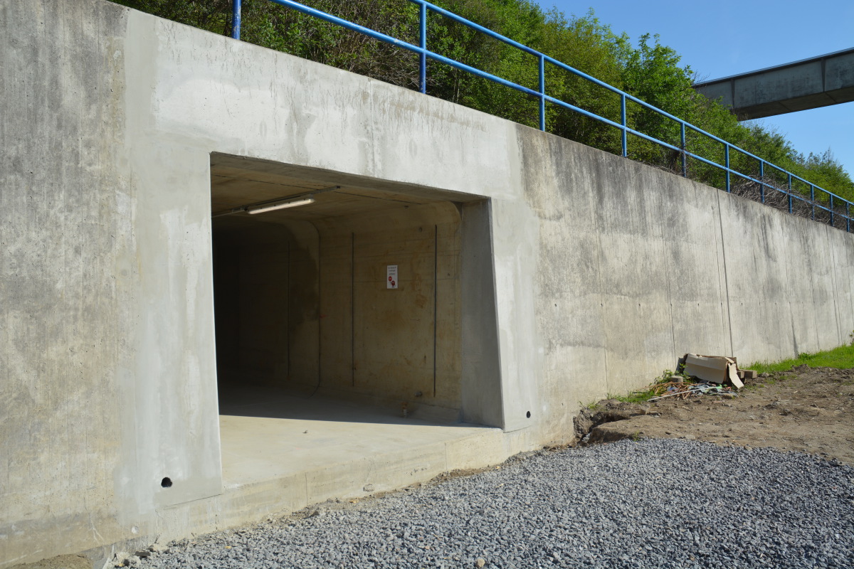 Media tunnel of reinforced-concrete frames jacked below the A 1 ...