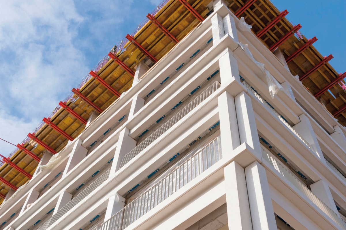 Precast cornices fastened to load-bearing thermal insulation elements ...