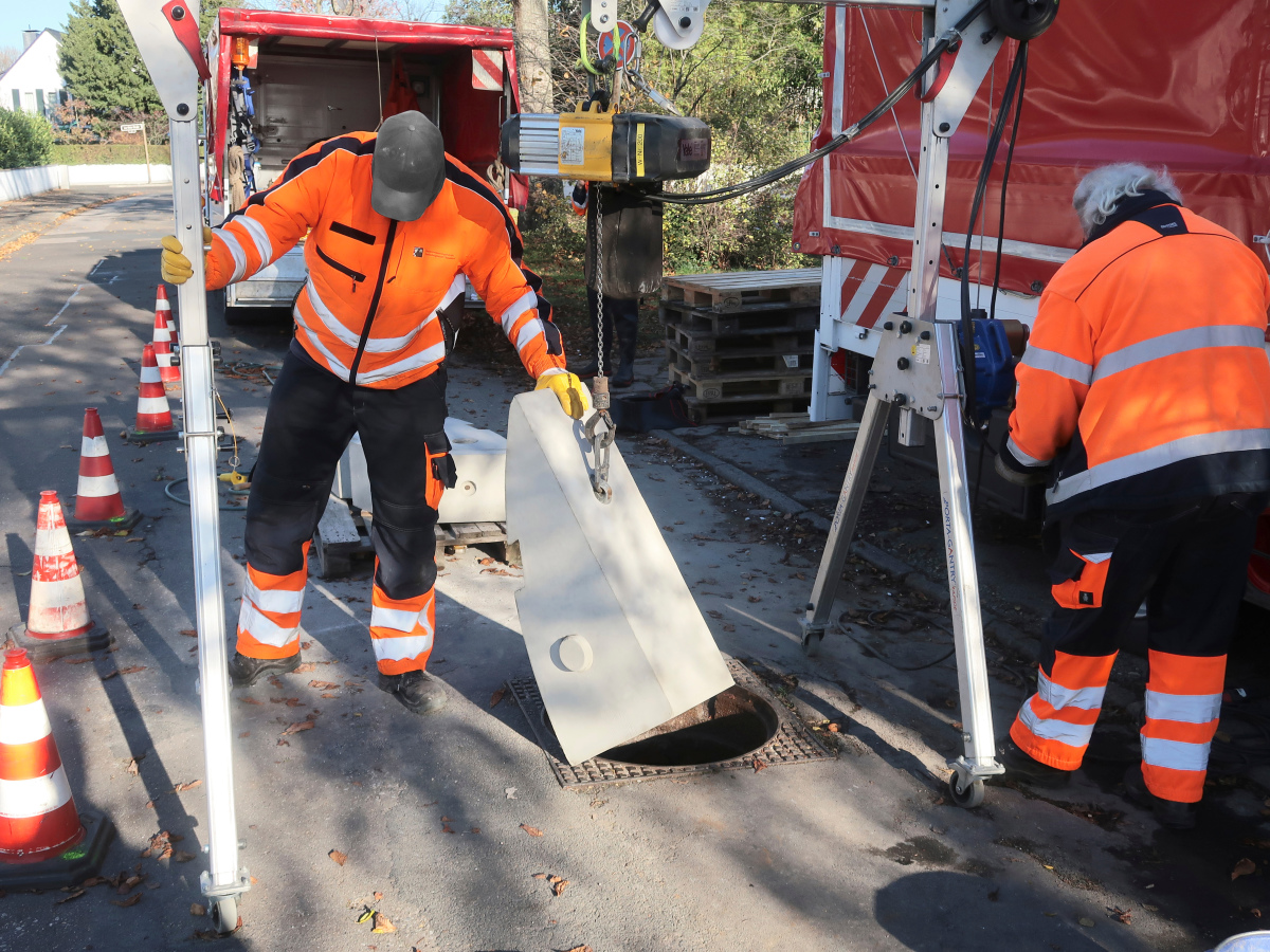 Mobile dry weather flow channel for increasing the hydraulic ...