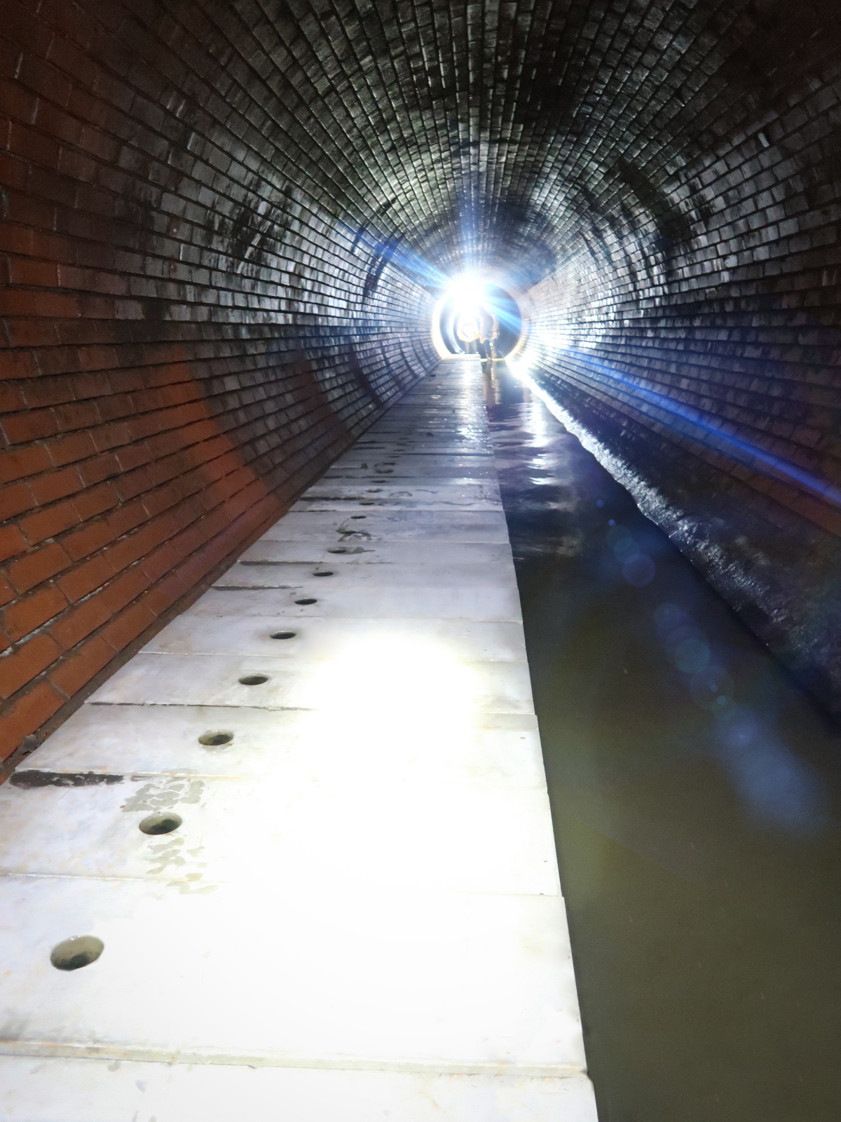 Mobile dry weather flow channel for increasing the hydraulic ...