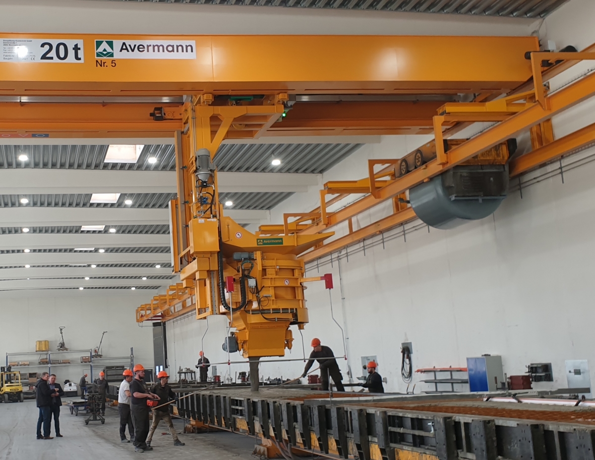 Tilting table production with crane-couplable concrete distributor for ...