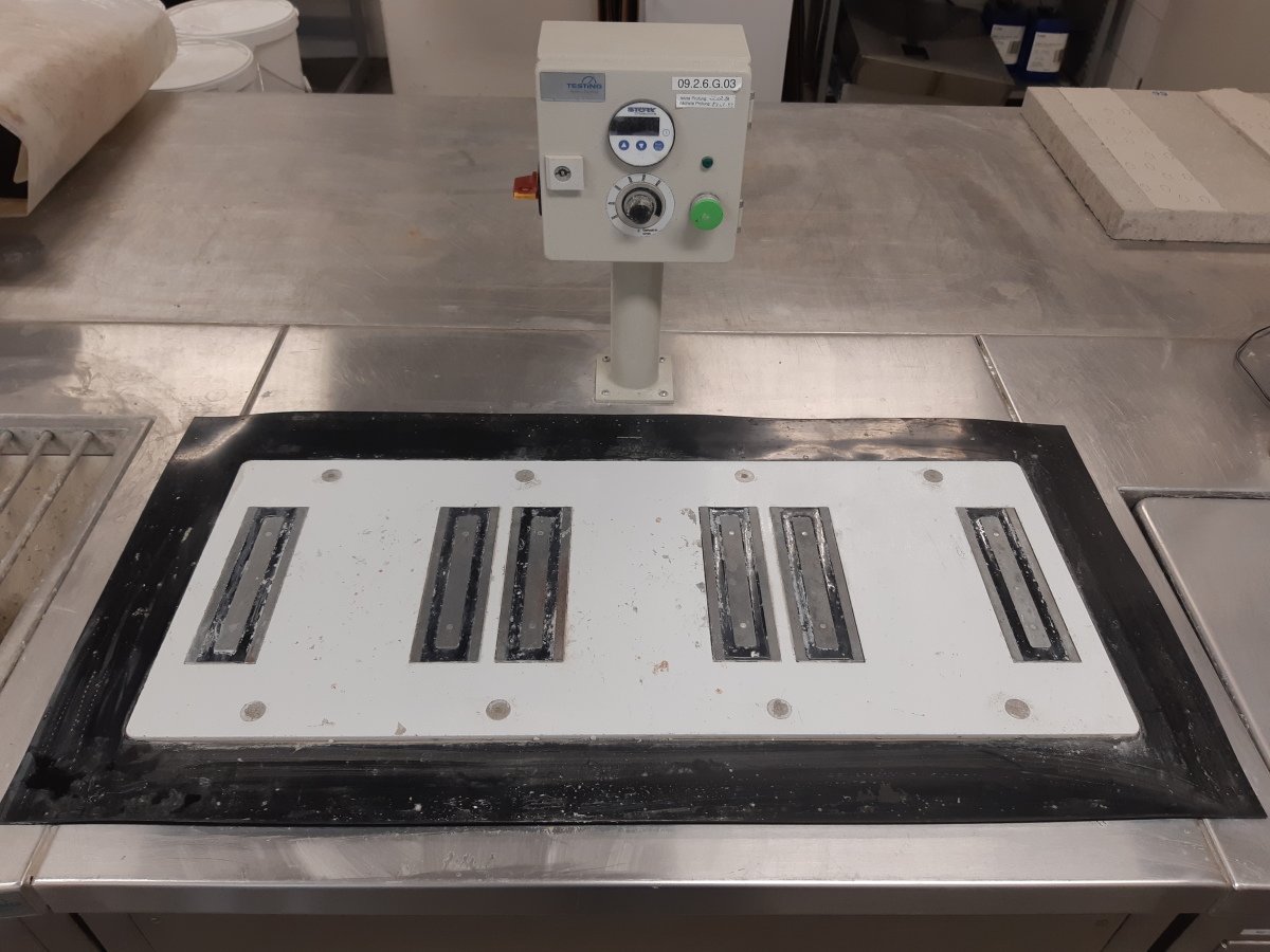 Compacting concrete – The state of the art of laboratory vibrating ...
