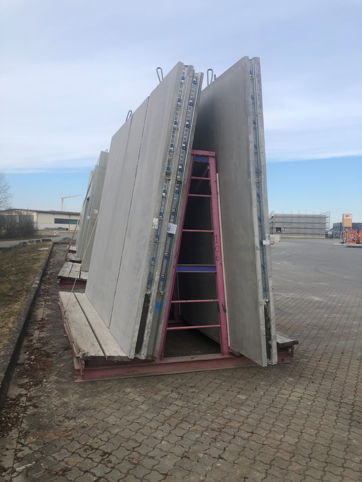 Handling precast walls and floor slabs with ease: Software-controlled ...