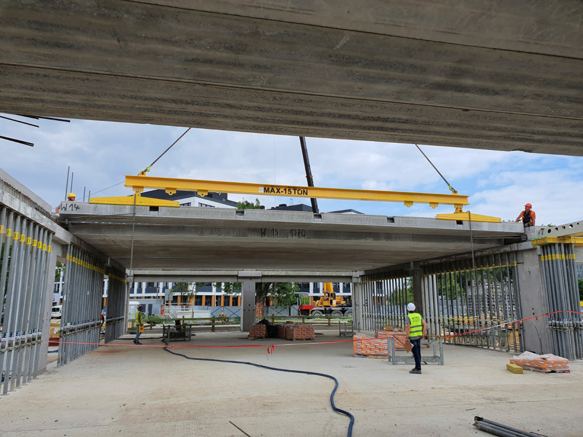 Continuous production automation of high compacted hollow core slabs ...