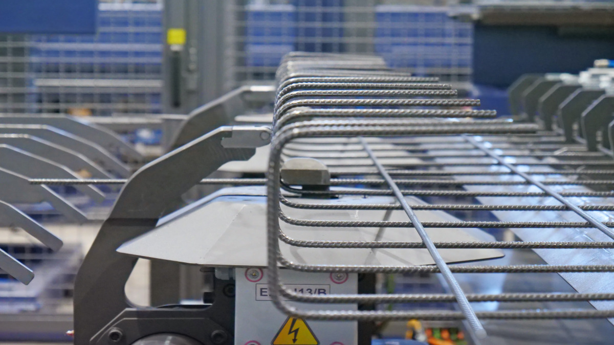 Flexible mesh welding lines with mesh bending stations and integrated ...