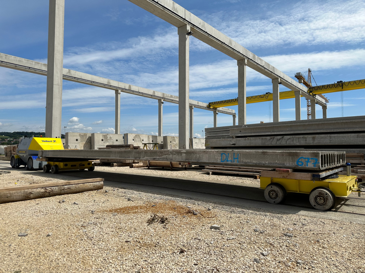 Emission-free loading of hollow core slabs with road-rail vehicle ...