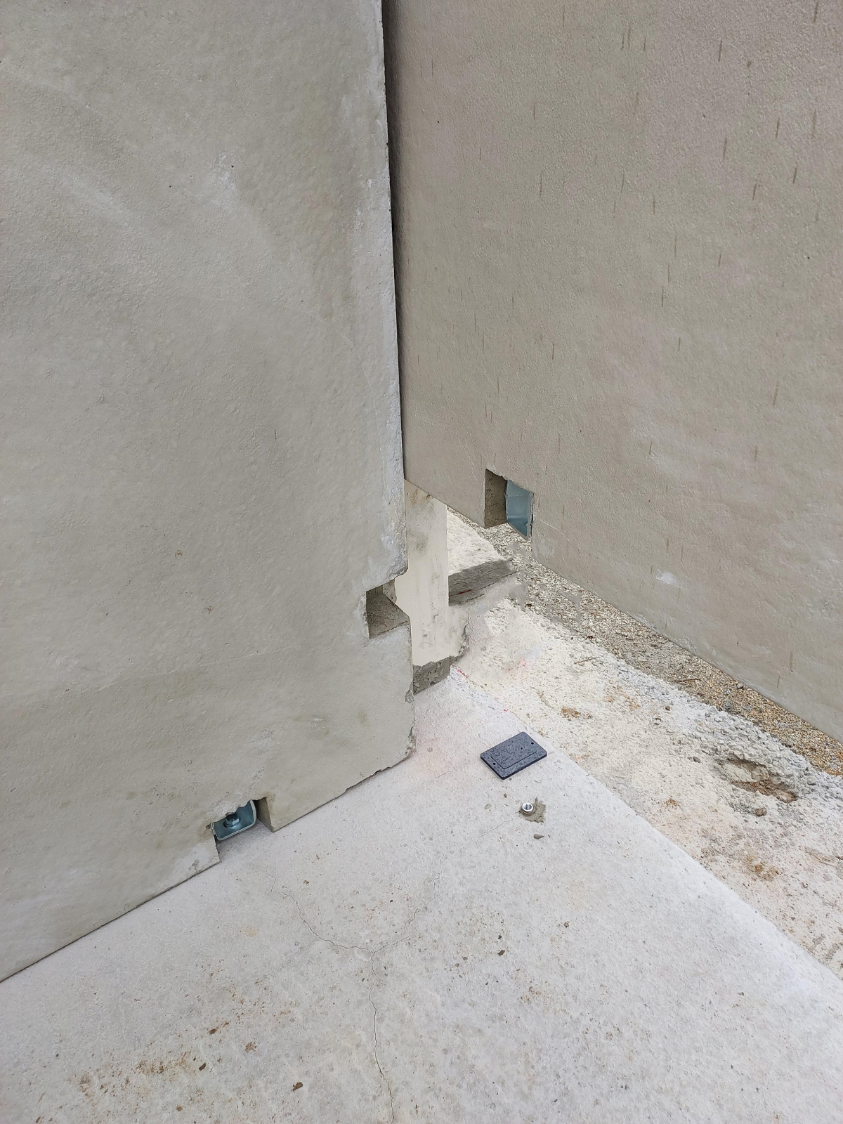 Building sprinkler control centers with the aid of BT connection ...