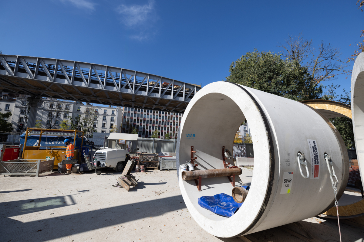 Vortriebsrohre für eine Baumaßnahme in Paris zur Verbesserung der Seine ...