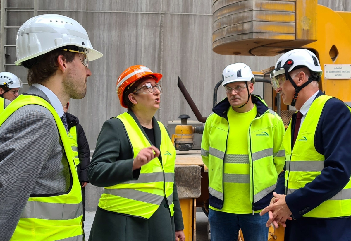 Bundesministerin Klara Geywitz zu Gast bei Rohrdorfer Zement ...