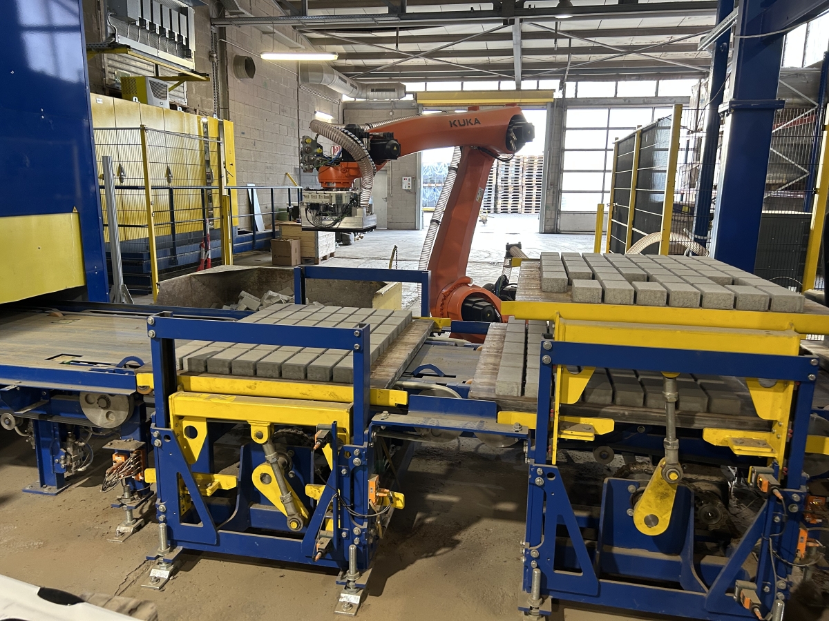 BT Master SC: Testing and sorting concrete blocks - Concrete Plant ...