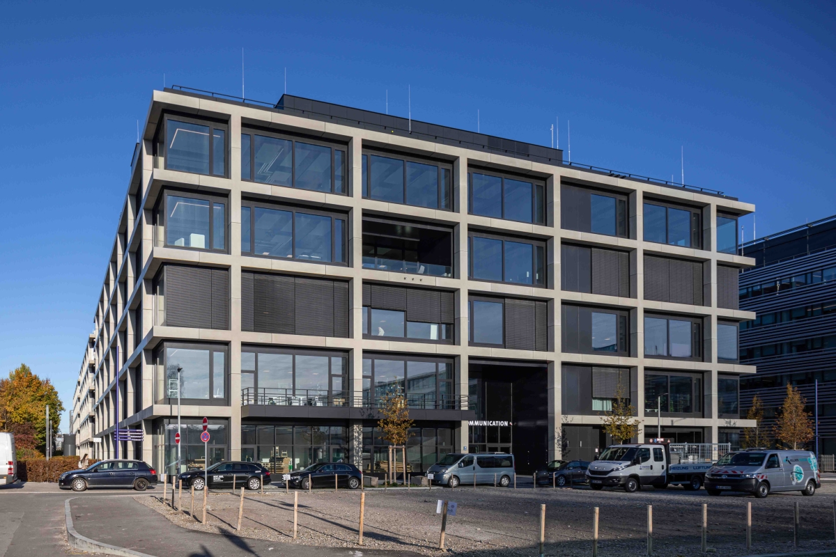 Groundbreaking office building: Munich iCampus project features gray architectural concrete ...