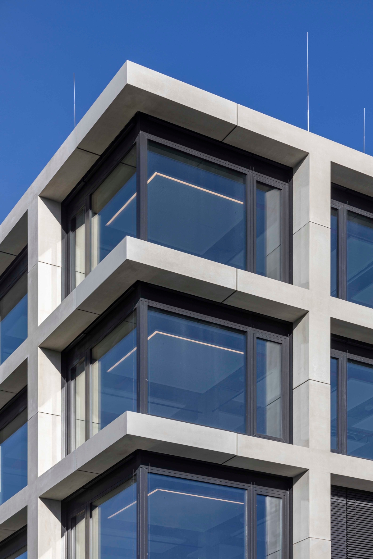 Groundbreaking office building: Munich iCampus project features gray architectural concrete ...